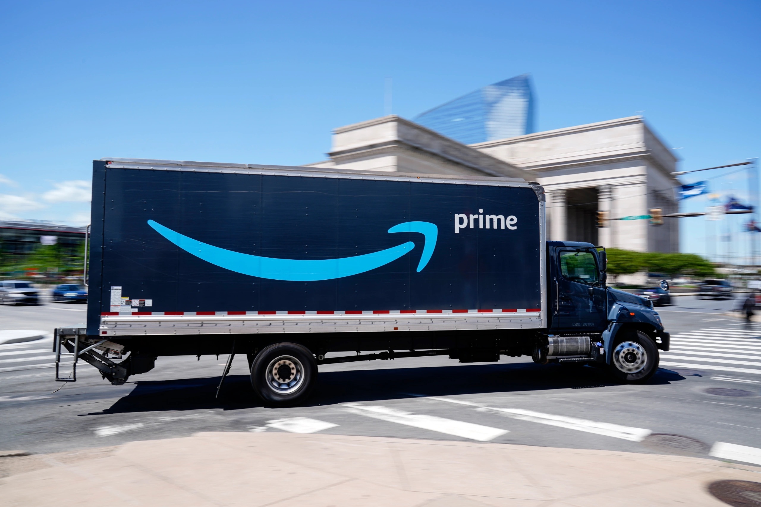 Amazon is investing 1 billion euros in electric transportation.